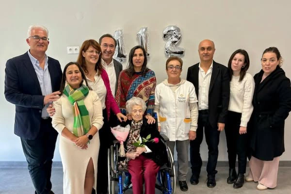 È Maria, detta "Rainha" la Donna più Vecchia del Portogallo